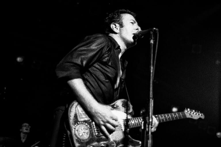 ジョー・ストラマー（ザ・クラッシュ）の愛器を再現したギター“Joe Strummer Telecaster”がフェンダーより発売 | ギター ...