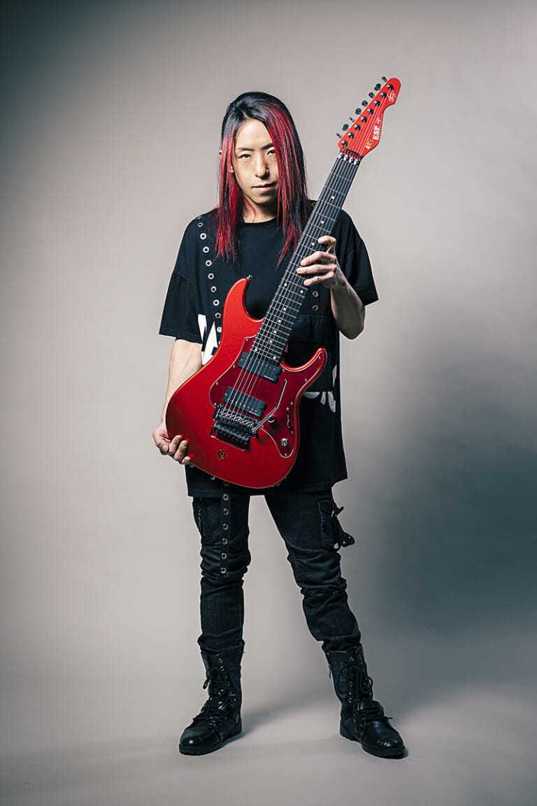 8弦トップ・プレイヤーISAOによる教則本『ISAO直伝 新世代ギタリストのための6弦〜8弦ギター・メソッド』が発売中！ | ギター・マガジン ...