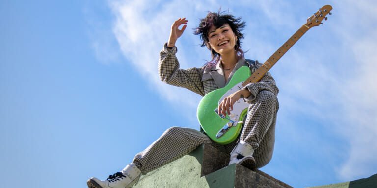 イヴェット・ヤングのソリッドなサウンドを生み出す、愛用シグネチャー・ギター、エフェクター、アンプを探る | ギター・マガジンWEB｜Guitar magazine