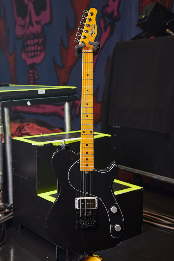 SUM 41が最後のジャパン・ツアーで使用したギター&ベース | ギター・マガジンWEB｜Guitar magazine