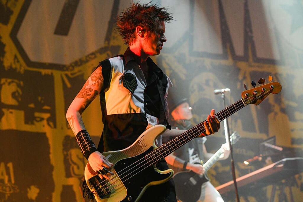SUM 41が最後のジャパン・ツアーで使用したギター&ベース | ギター・マガジンWEB｜Guitar magazine