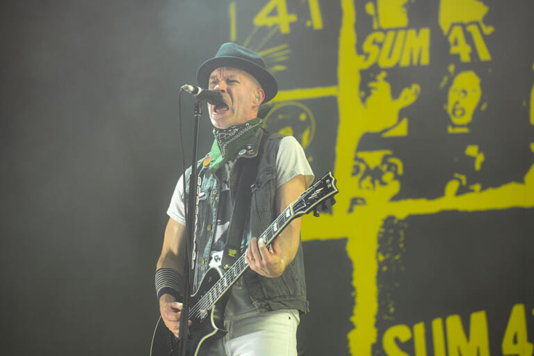 SUM 41が最後のジャパン・ツアーで使用したギター&ベース | ギター・マガジンWEB｜Guitar magazine