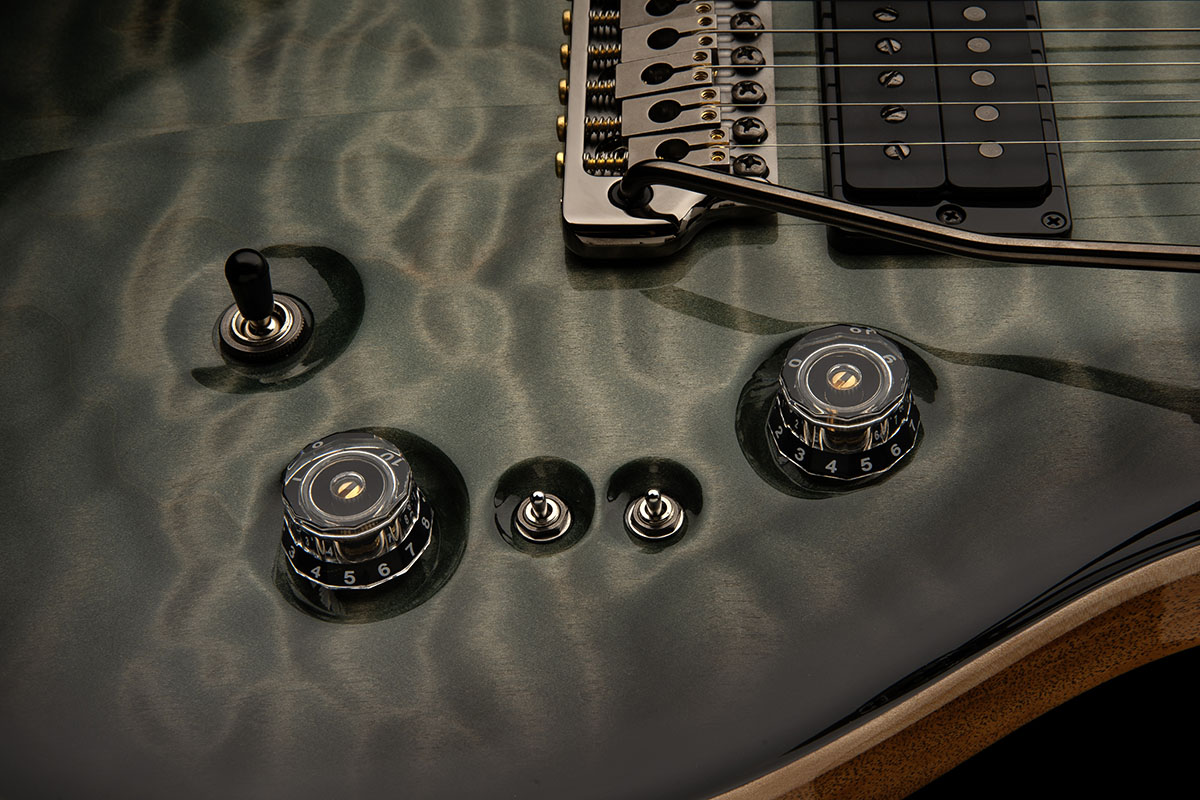 PRS、日本人初のシグネチャー・ギターとしてBAND-MAIDのギタリストKANAMIのモデルをリリース | ギター・マガジンWEB ...