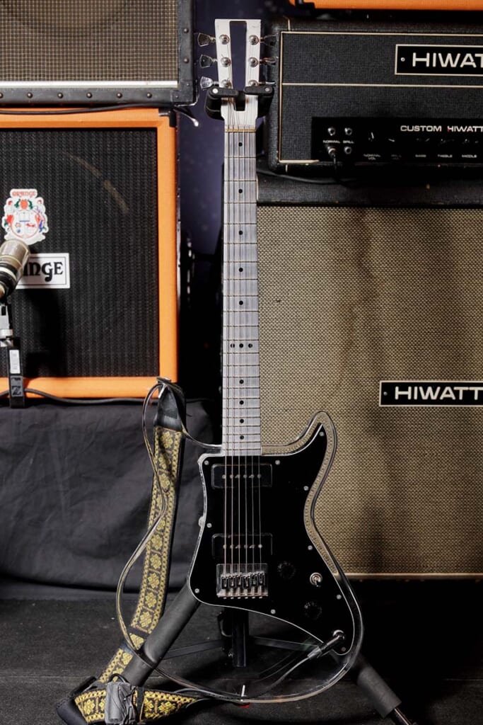 アイドルズのマーク・ボーウェンが2025年1月の来日公演で使用した、3本のElectrical Guitar Company | ギター ...